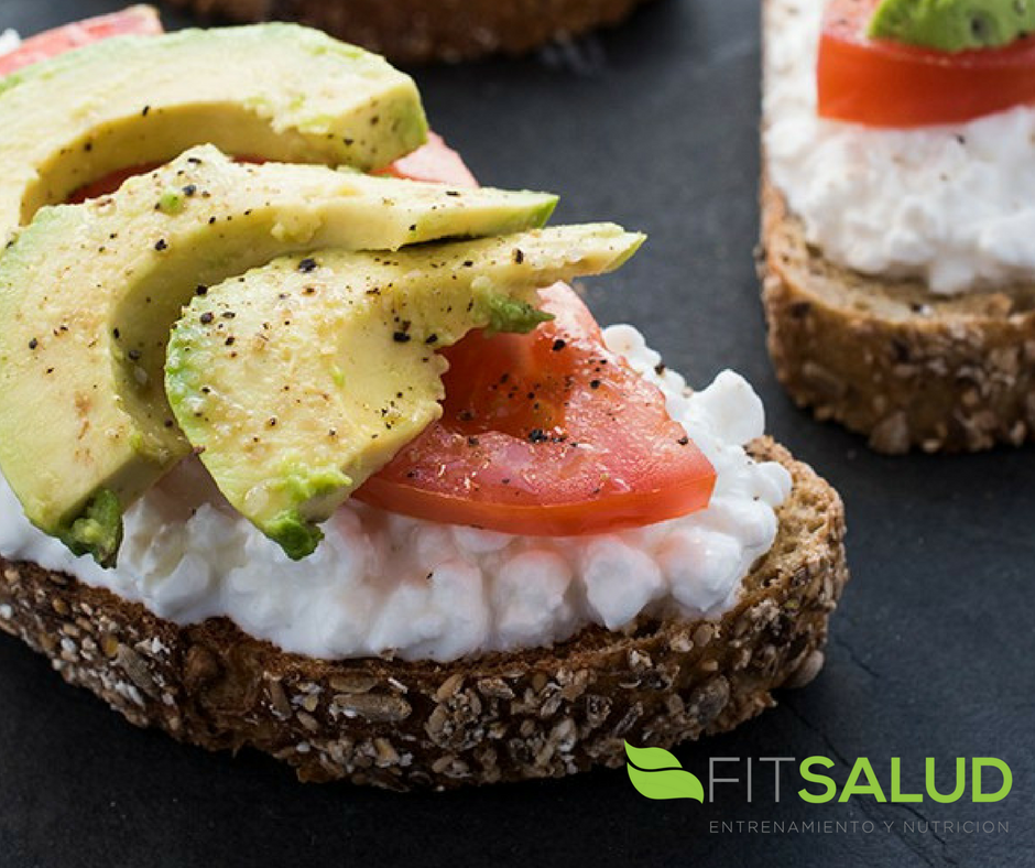 TOSTADA DE PAN INTEGRAL + QUESO, TOMATE Y PALTA – FitSalud