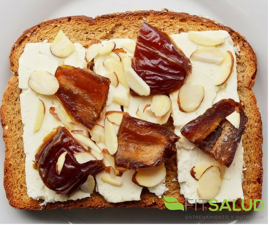 TOSTADA DE PAN INTEGRAL + QUESO MAGRO + DATILES + ALMENDRAS FILETEADAS ...