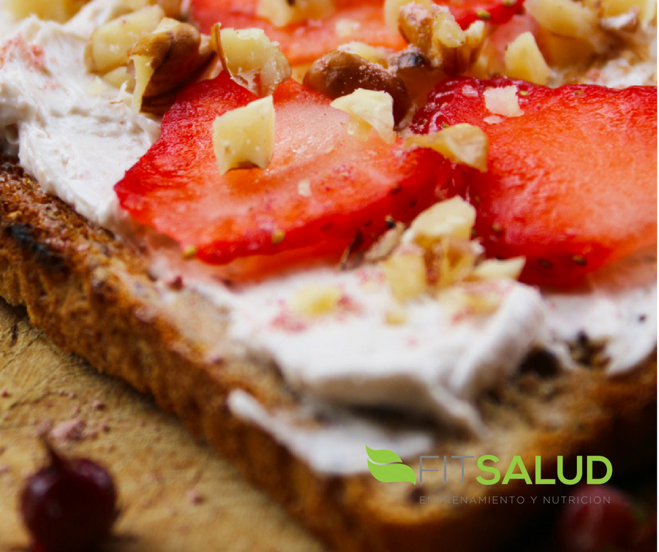 TOSTADA DE PAN INTEGRAL + QUESO MAGRO Y FRUTILLAS – FitSalud